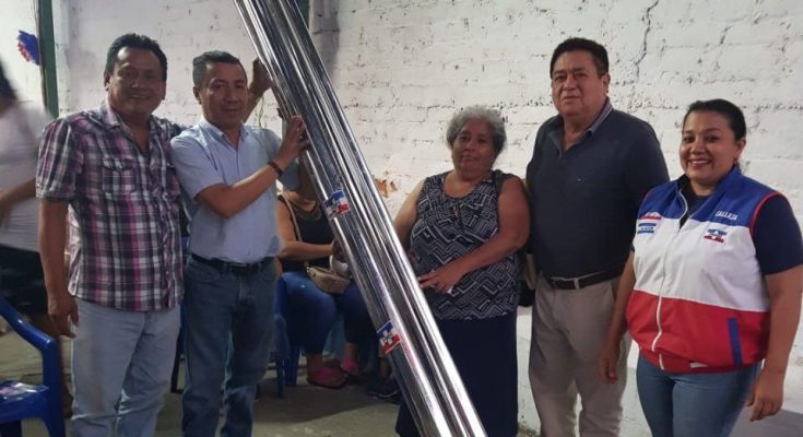 ARENA adelanta campaña política regalando láminas con la bandera del ...