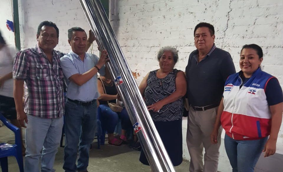ARENA adelanta campaña política regalando láminas con la bandera del ...