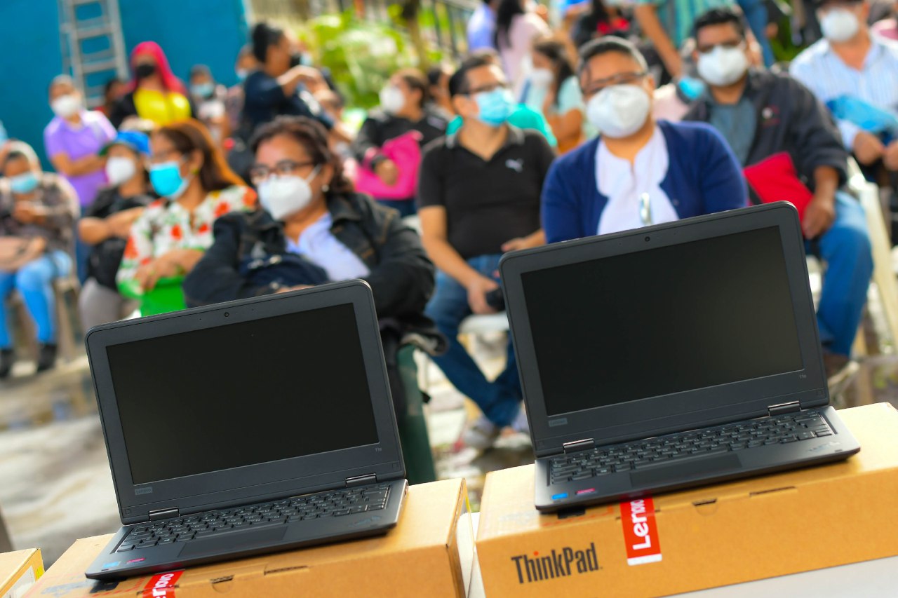 Gobierno entrega computadoras portátiles a docentes de diferentes ...