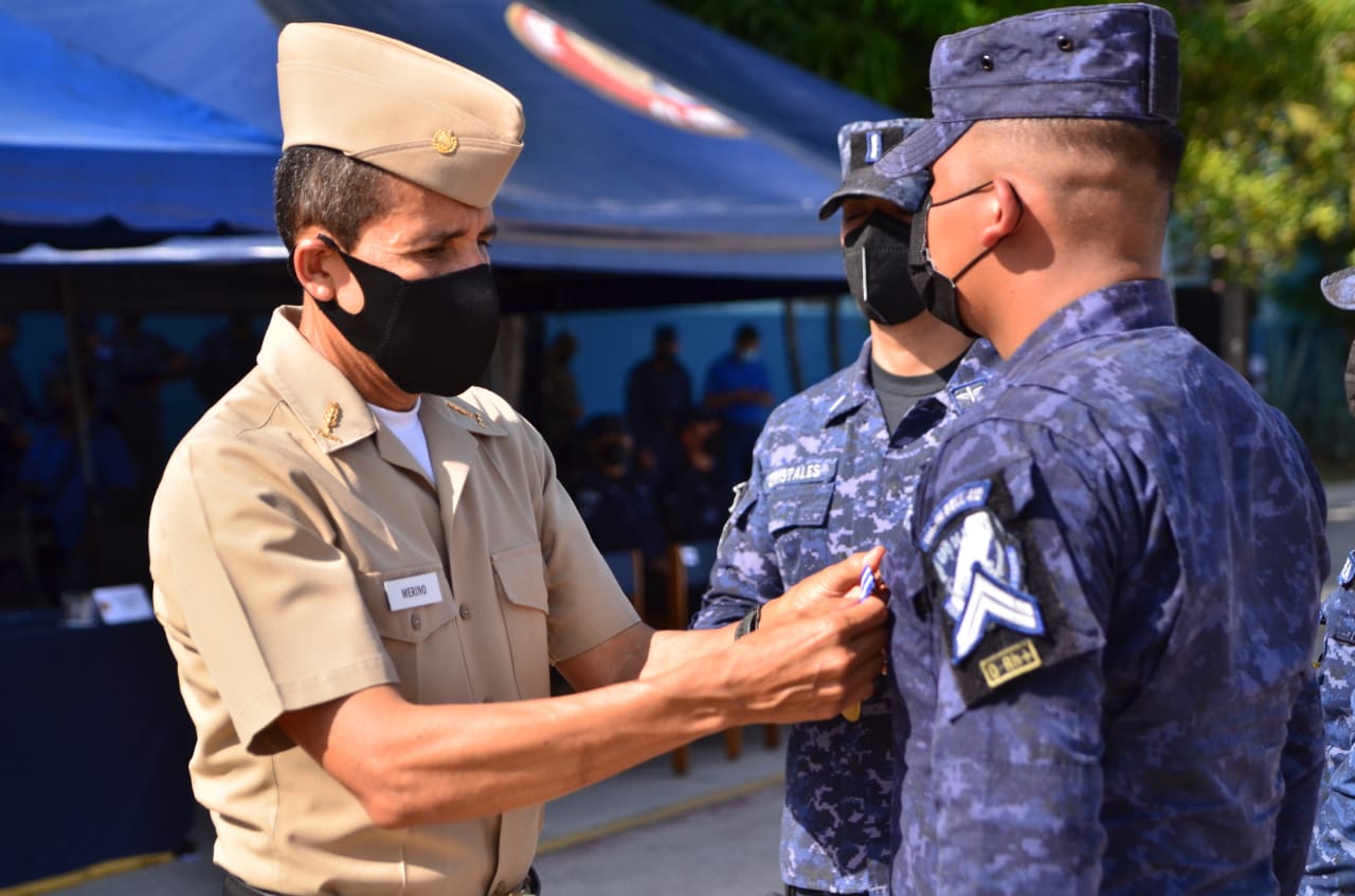 Gobierno del Presidente Bukele condecora a militares por defensa de la ...